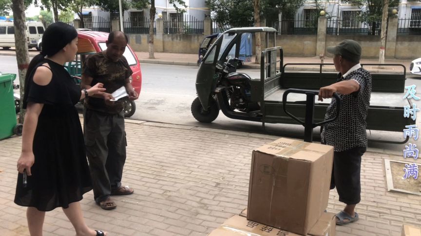 大哥在快递公司上班,美女老板娘教大哥如何使用叉车,大哥加油!