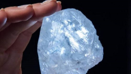 世界最大钻石重达3106克拉,被解成若干块,最大一块镶在英皇权杖上