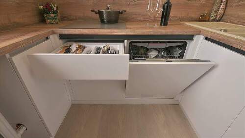 厨房别再装吊柜了!现在流行这样设计,收纳翻倍还显空间大