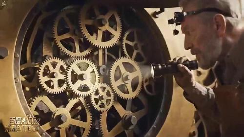 市政厅百年巨钟深夜停摆 钟表匠打开暗格惊现神秘生物