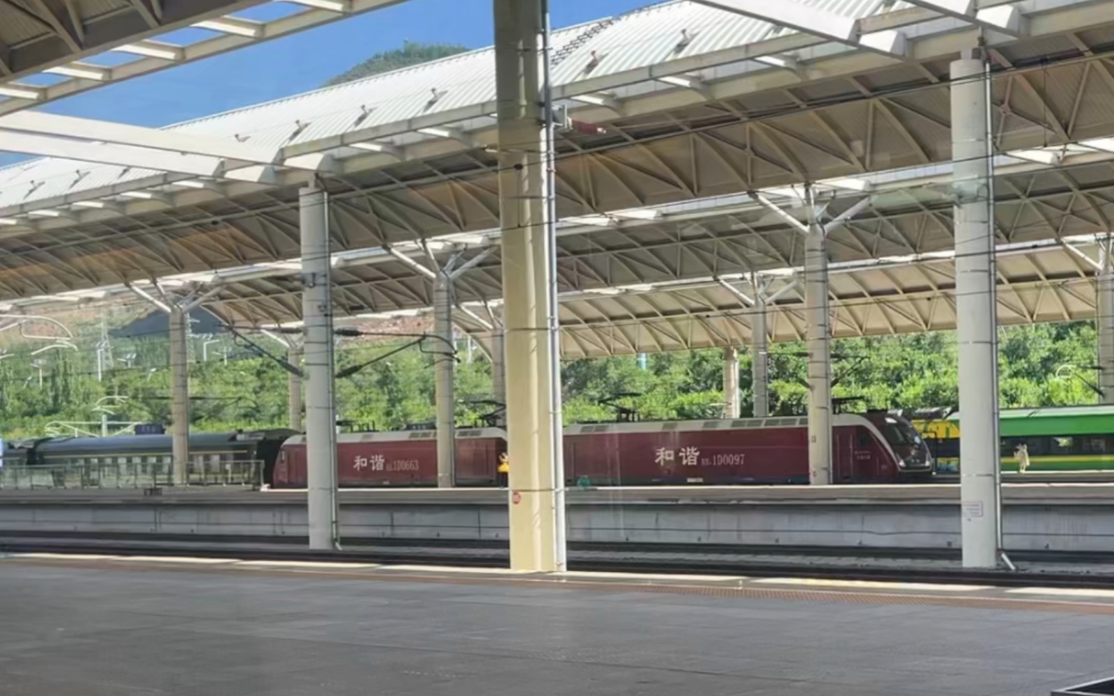 D2711次列车西宁站开出