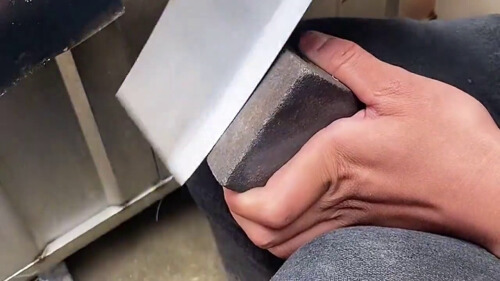 这个磨刀器小巧磨刀快捷,拉拽几下就能钝刀变快刀