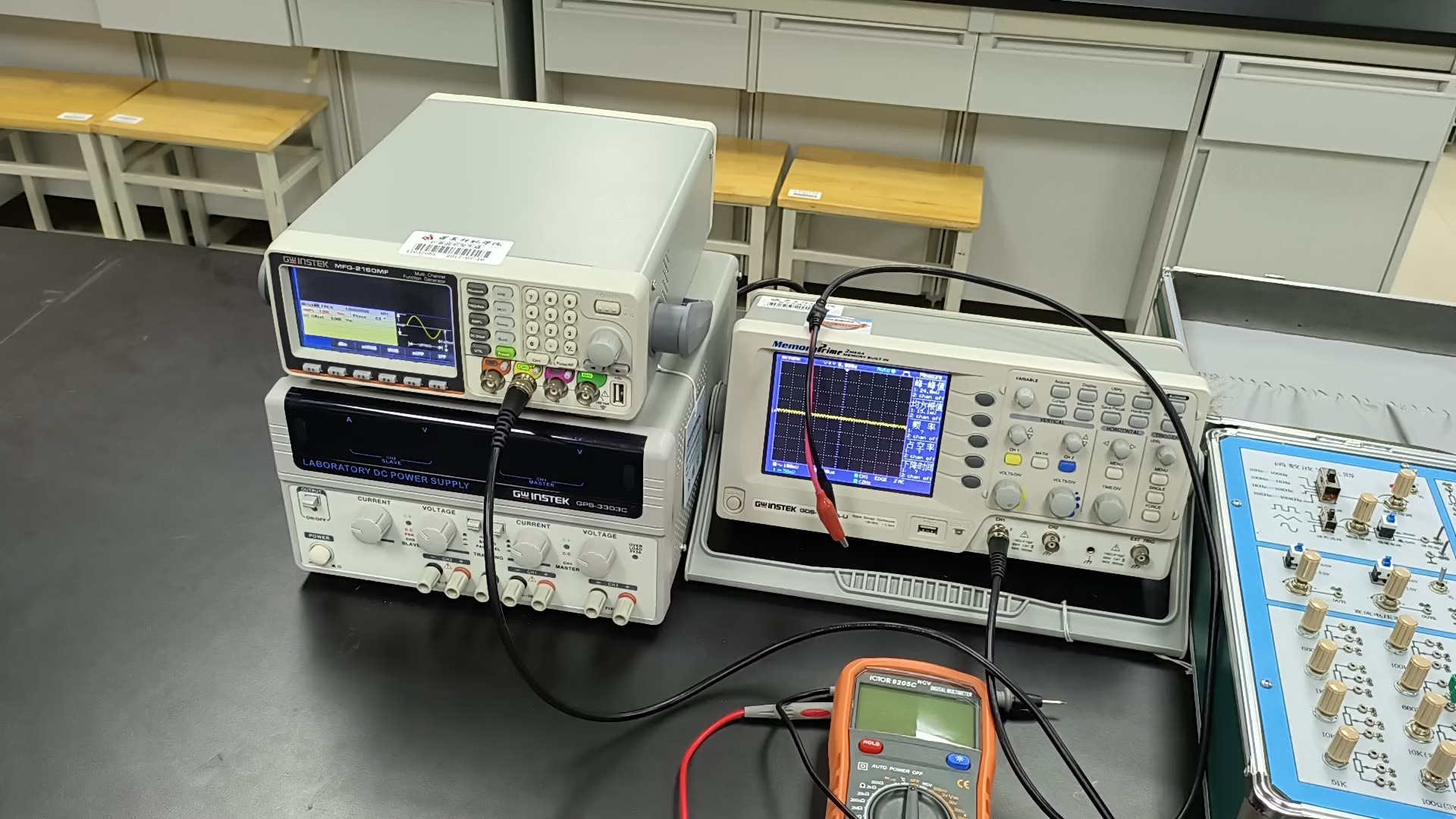实验箱、信号发生器及示波器的使用