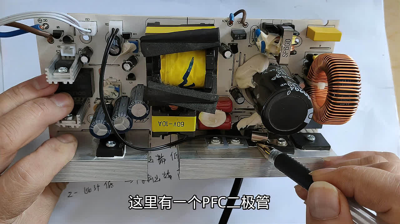 .b>电动车充电器,我们来跑下它的线路分析下它的充电原理