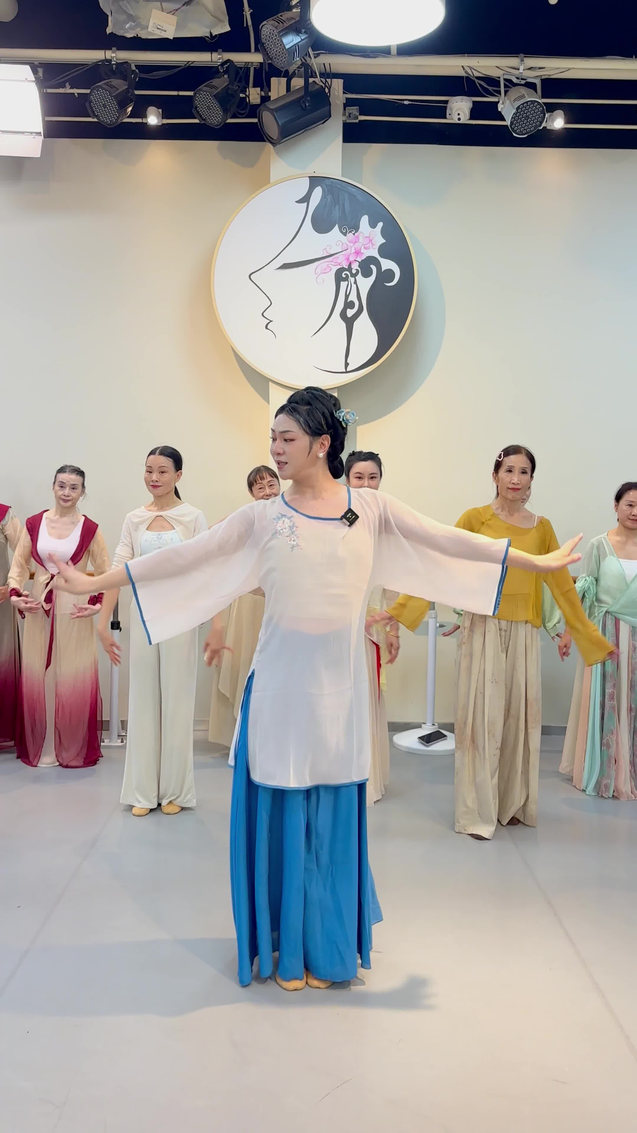 孙科舞蹈工作室线下常规班孙科老师课前戏曲组合练习,训练表情 表现...