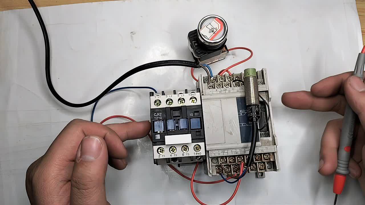 三线NPN型传感器怎么接PLC?老电工实物讲解,简单.