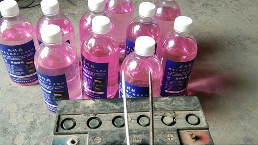 这种高科技就是电瓶修复液,可以让你的电瓶提升容量增加里程使用