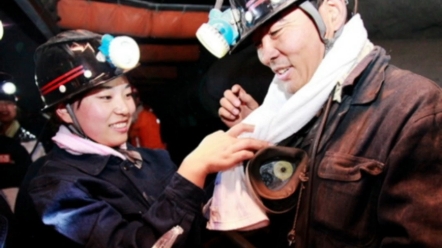 矿灯是矿工的眼睛。为了让矿工的眼睛更明亮,以前有矿灯女工,她们像...