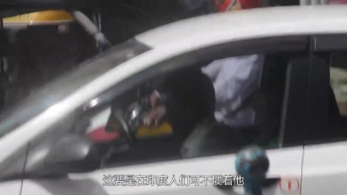 没见过如此"霸道"的人行横道,能立起来挡住车辆,真的有效吗