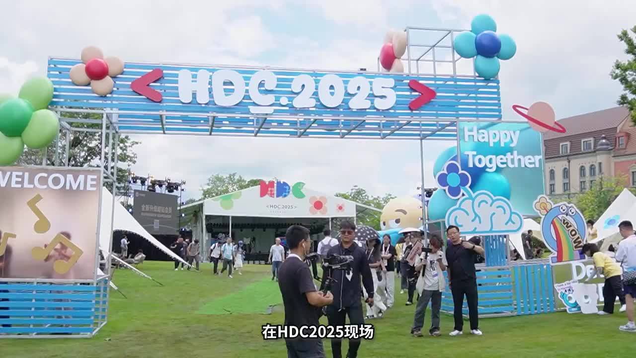 ...不仅延续了鸿蒙的精致界面和丝滑交互体验,还把手游搬到了电视大屏,...