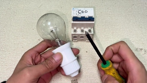 当我意外发现多个灯泡连接380V电压时,才明白省去零线的真正意义