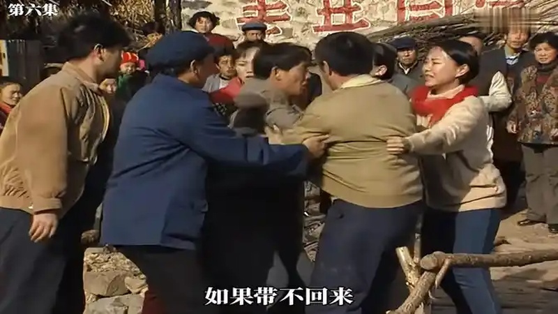 女孩急用钱去退自己的订婚戒指,谁知戒指竟然是假的
