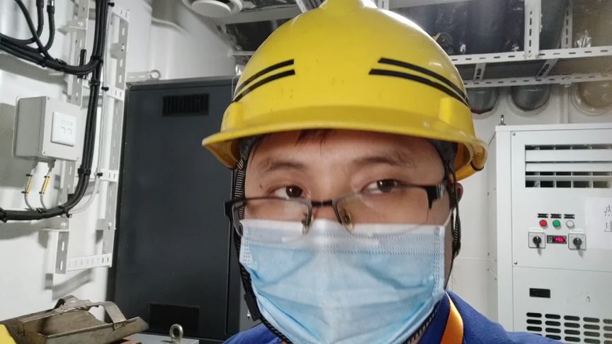 昨天给电缆打套管,今天机柜开始接线。工作量太大,春哥快绝望了