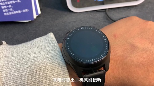 没想到手表里面还能藏个蓝牙耳机,而且还能监测心率和血压