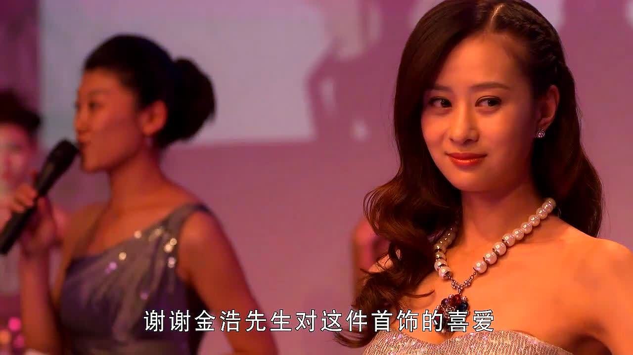 女模特第一次上台走秀,哪料太漂亮让老总一眼看中,当场出价百万
