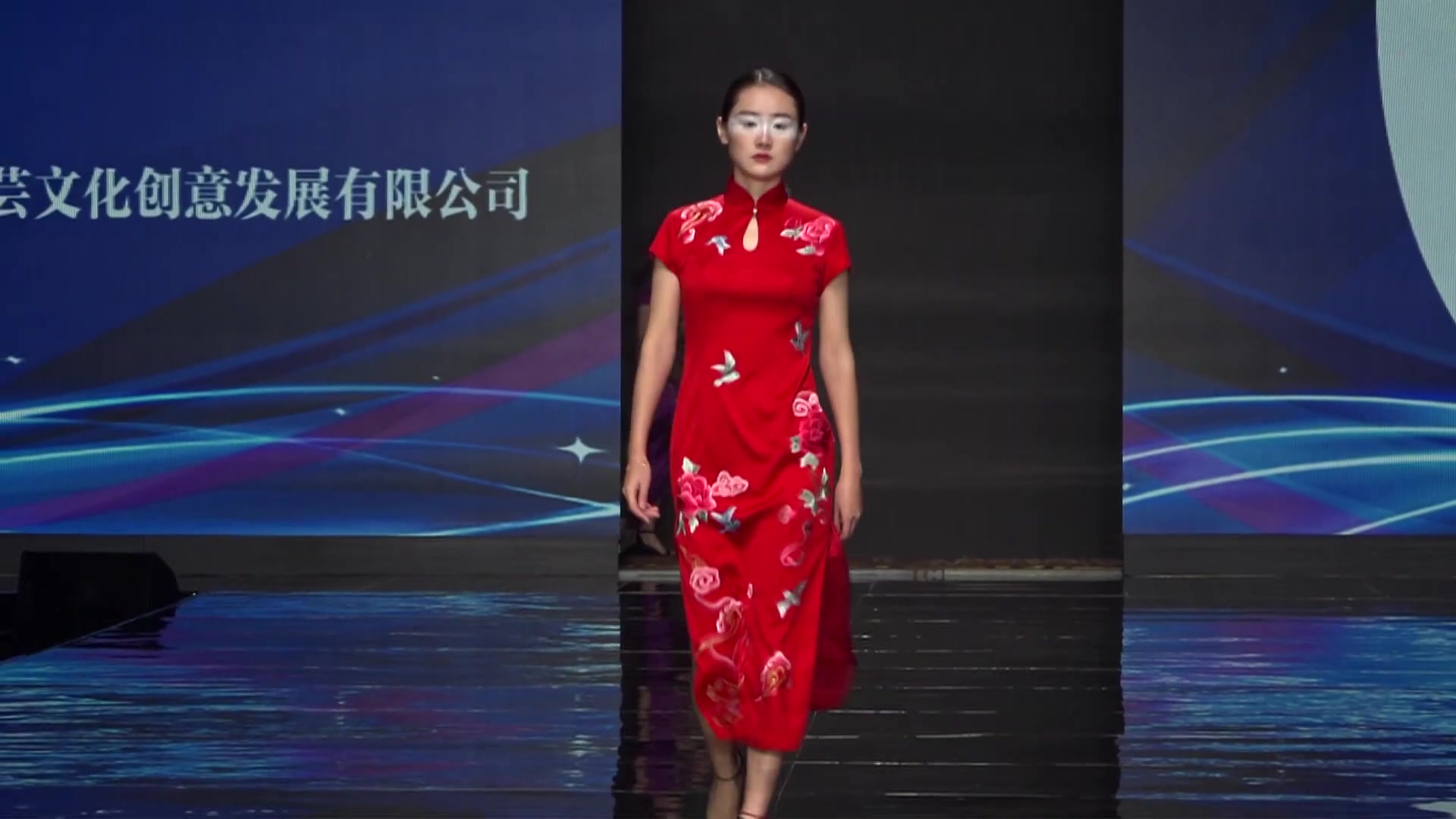 旗袍秀,模特身穿各色旗袍,S身材婀娜多姿