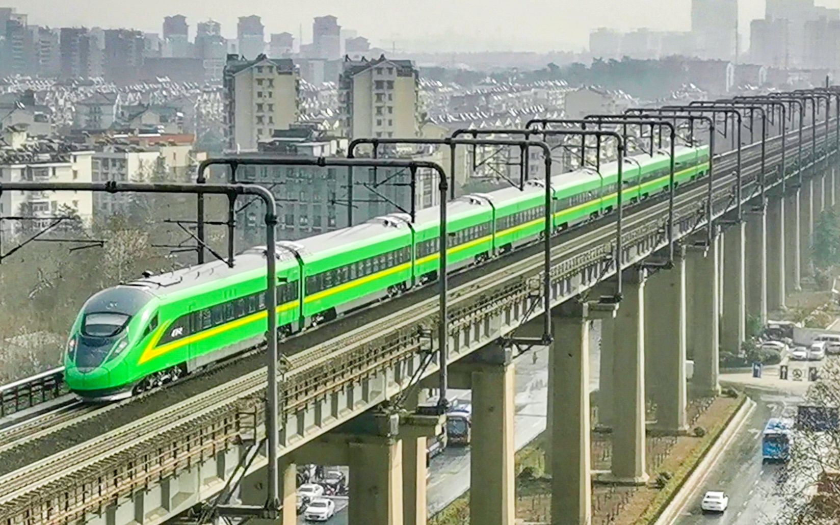 CR200J列车担当的启东——南京C422次列车通过京沪线南京长江大桥