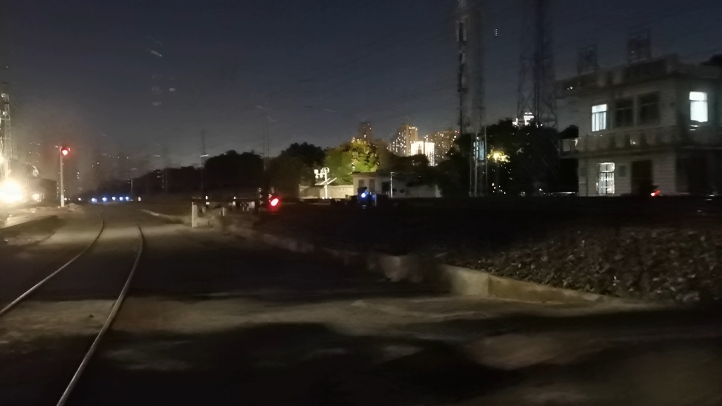 Z162次列车汉阳站通过