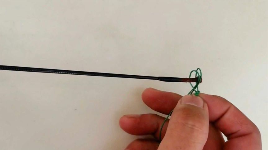 钓鱼技巧,竿稍红绳绑主线结实方法