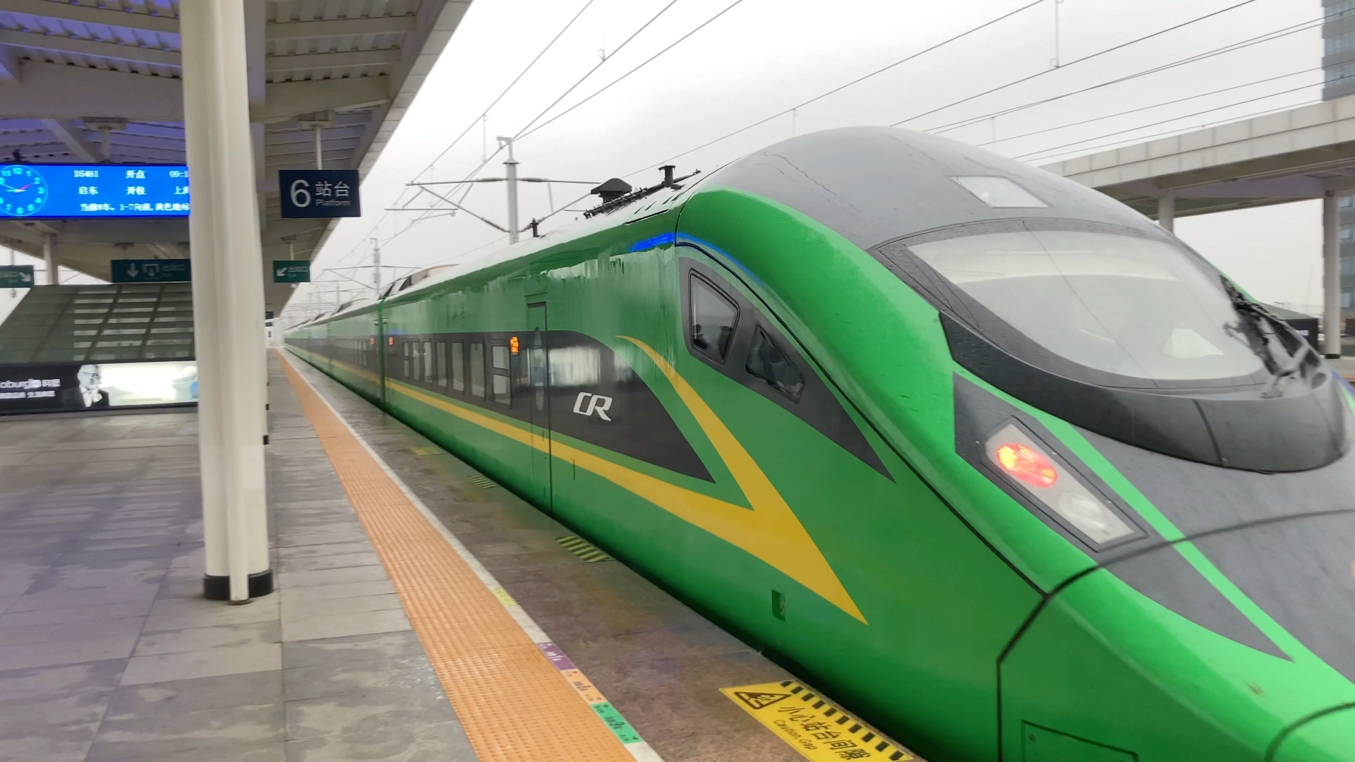 D5461次列车(启东-上海)出张家港站,本务上海铁路局上海所CR200J-...