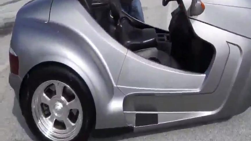 带有方向盘的摩托车你见过吗!搭载福特2.0发动机的三轮摩托车