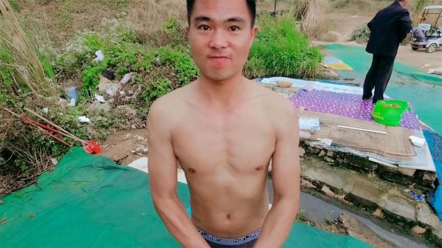 小伙在海南农村发现一处温泉,男女老少都一起洗澡,一点都不尴尬