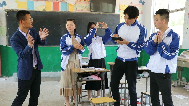 上音乐课,老师拿计算器让同学弹出歌曲,弹的一个赛.