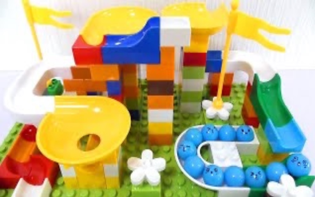 积木搭建:彩色积木过山车