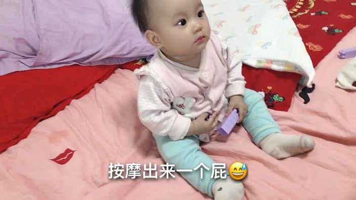 姐姐使坏用按摩器给妹妹挠脚心,发生了啥事?妈妈笑喷了