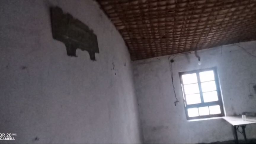 83年的老房子,安装个旧电表,所用的材料都是旧的,管用就行了