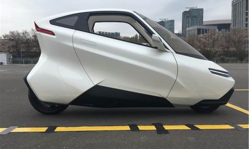 国内首款两轮电动汽车,零半径横着走,专为堵车设计,未来感十足