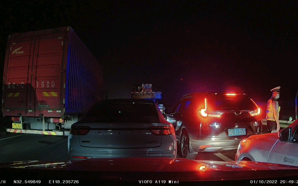 国庆假期高速公路应急车道喜闻乐见的场面,行驶证驾驶证准备一下?!