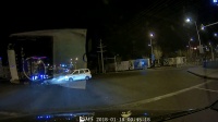 小车与电摩十字路口碰撞惨烈, 谁的责任更大?