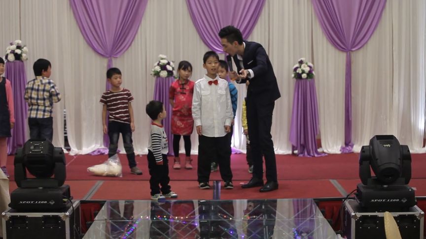 在表弟的婚礼现场,几个小孩学走模特步,有一个把我肚子都笑痛了