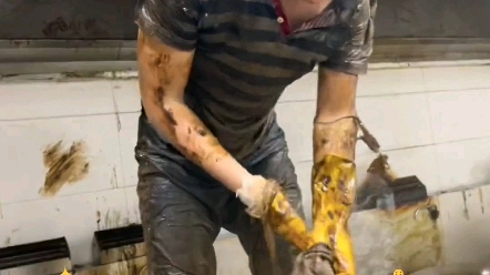 ...网友:很辛苦,向你致敬!酒店厨房油烟定期清洗,可以避免安全隐患!