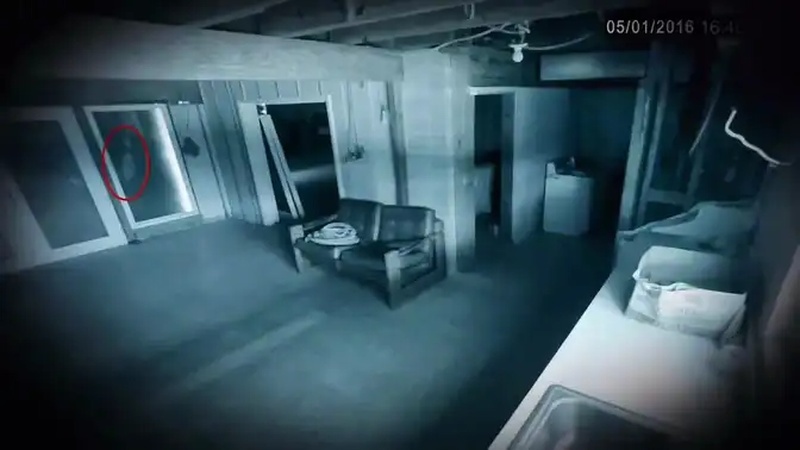 客厅监控夜间拍到的恐怖画面,玻璃上映出白色人影!