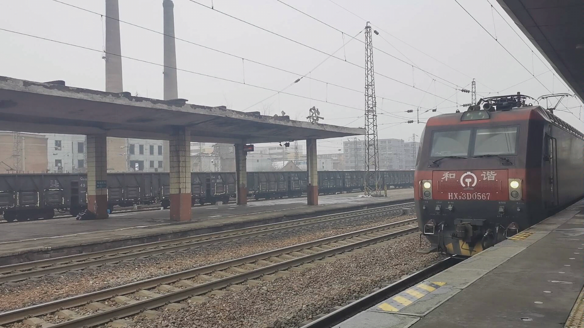 昆局昆段HXD3D0567牵引K635次晚点进安阳站1站台3道