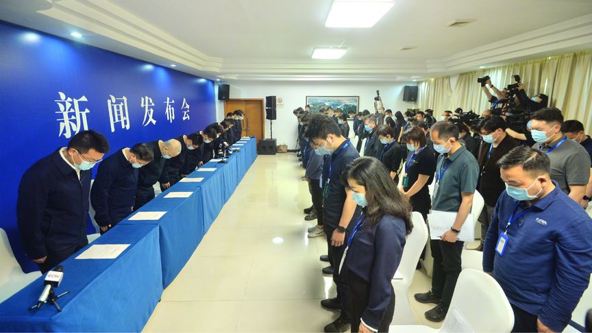 湖南长沙居民自建房倒塌事故致53人遇难 发布会现场全体起立默哀