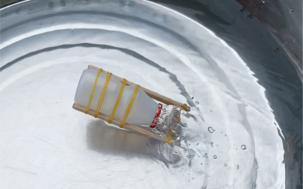 雪糕棒饮料瓶不要丢,简单几步做成皮筋动力小船,太好玩了