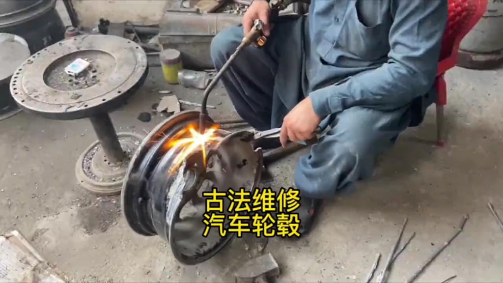 巴基斯坦汽车修理工老师傅采用古法高超的钎焊手艺修复破损的汽车...