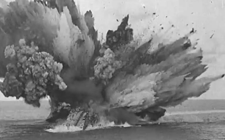 直击二战中德军鱼雷击中英国战列舰,862人在摄影机记录下随着爆炸...