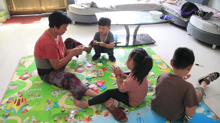 黄大妈带孙子玩橡皮泥,把橡皮泥捏成一个一个小动物,真的很可爱