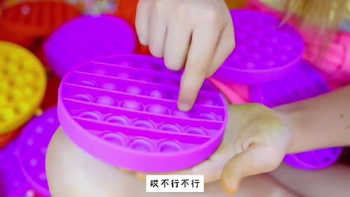 戴安娜玩100个按钮的密室逃脱游戏