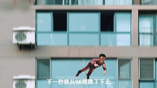 熊孩子模仿钢铁侠从楼上跳了下去,被超能力大爷救了他小命