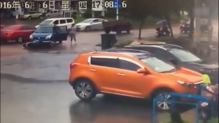 电动车路口因车速过快没刹住车撞向轿车