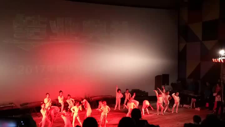 今天孩子舞蹈学校演出,老铁来个双击