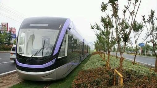 第一次坐有轨电车 感觉还不错 比公交车好多了