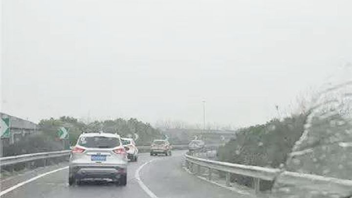 一分钟看懂如何巧用发动机制动避免车辆打滑!