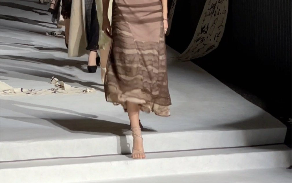 这是学生该有的腿吗?中国美术学院模特社走秀