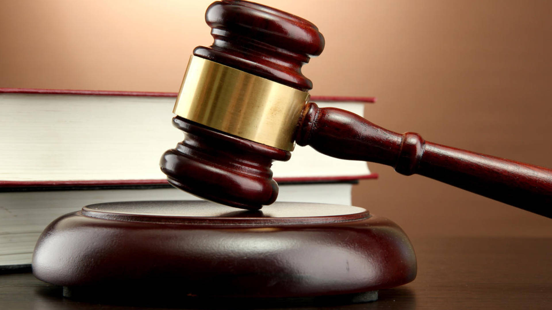 "男模会一直哄我开心",女财务划走公司560万,盗用U盾转款为情绪价值...